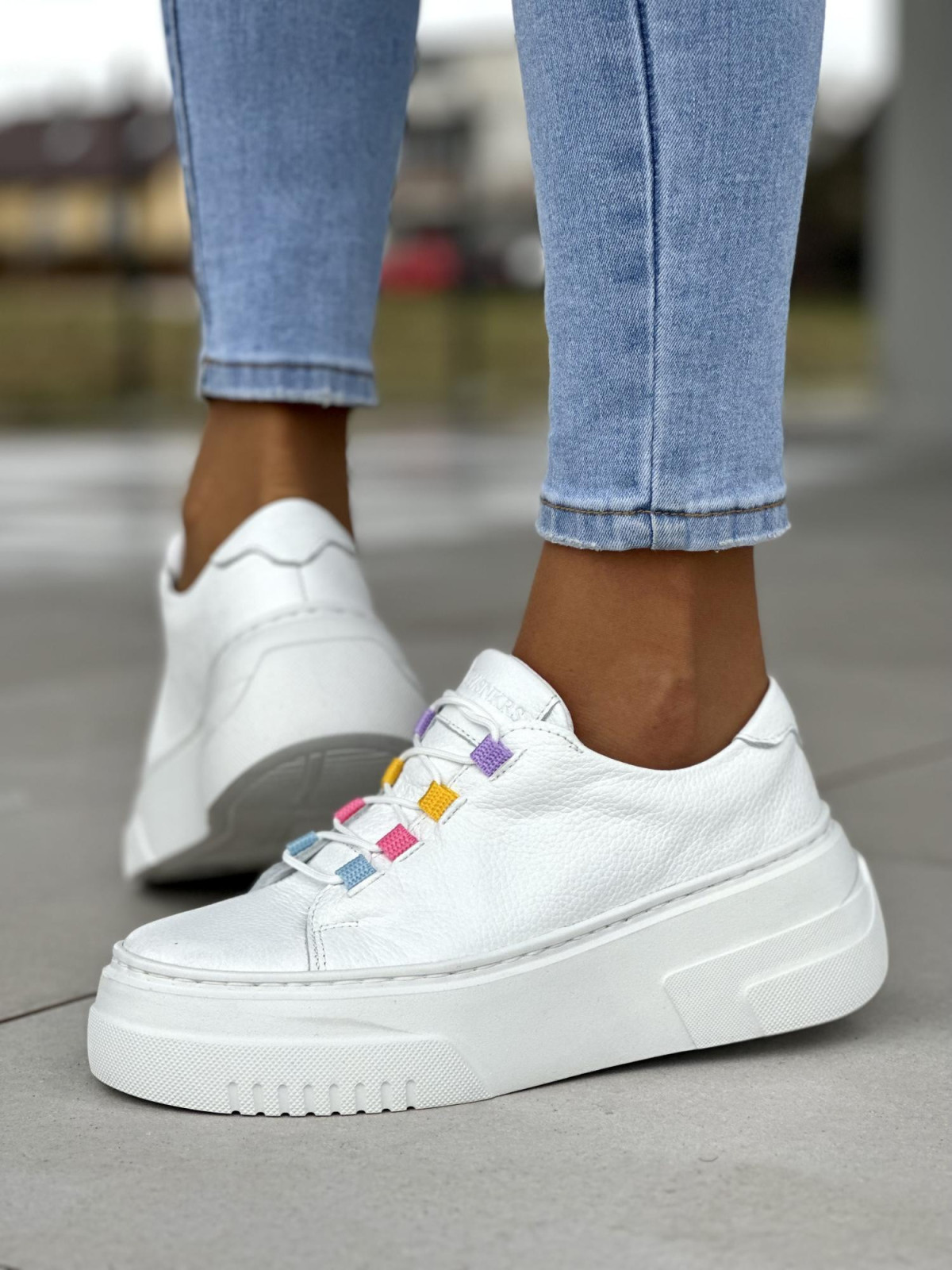 Super lekkie i wygodne białe trampki damskie na wyższej podeszwie ...
